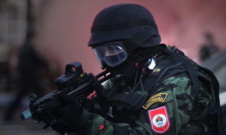 МИГРАНТИ ПУЦАЛИ НА ПОЛИЦИЈУ: Жандармерија и САЈ на ногама | ИСКРА